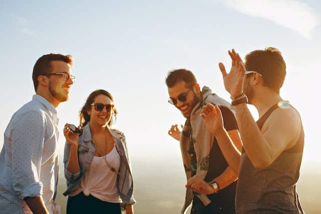 100 Questions drôles pour un quiz marrant entre amis - questions à poser